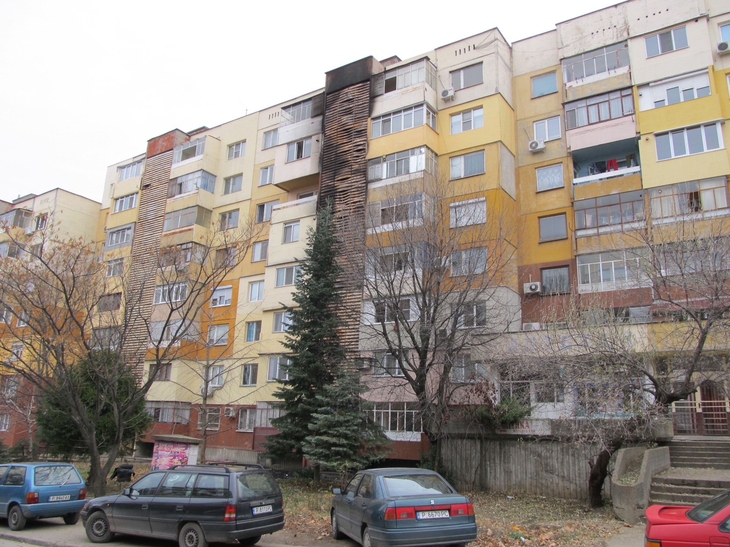 Осеметажен жилищен блок горя в Русе, 2 огнеборци са ранени | dnes.dir.bg