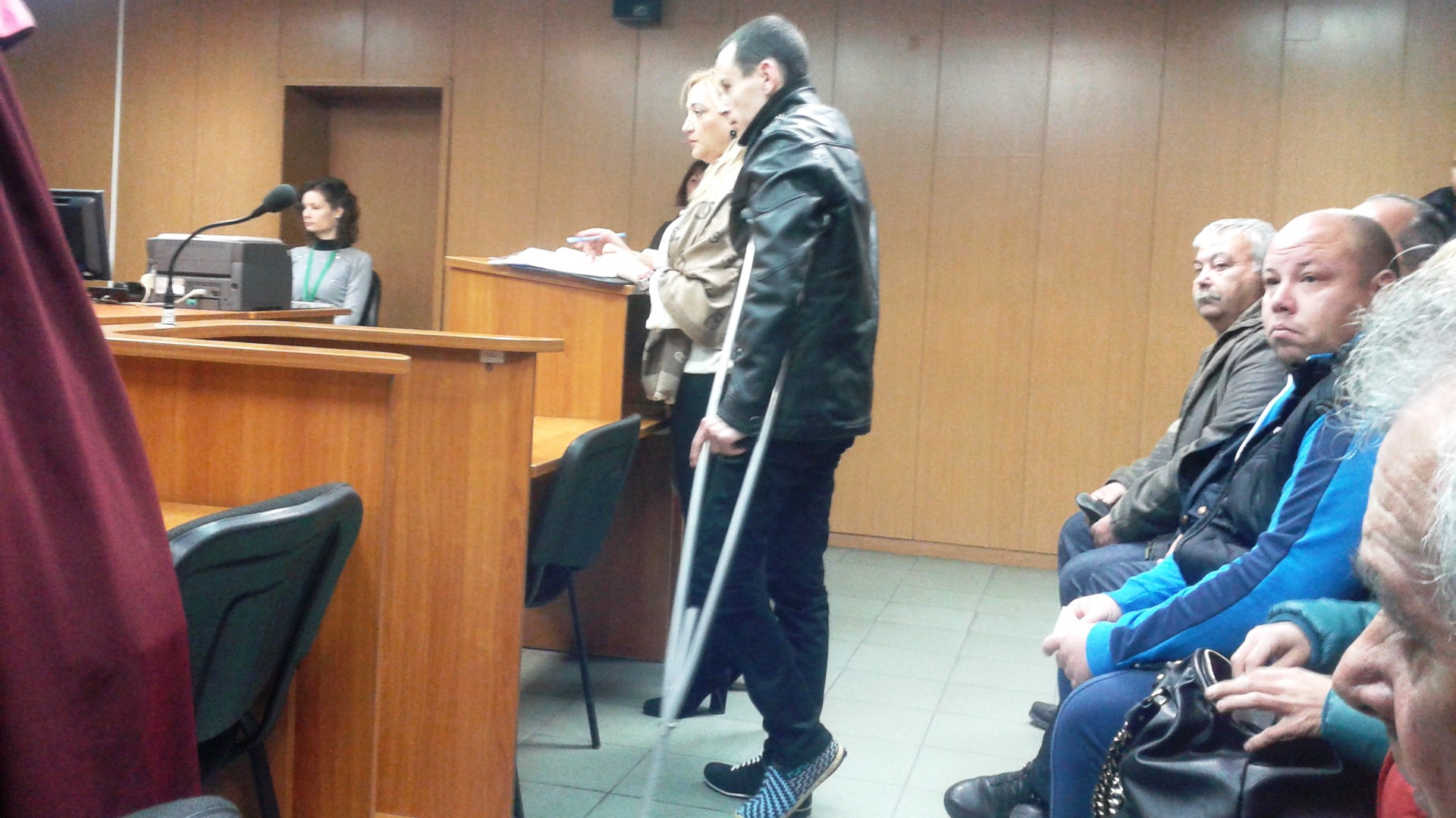 23 годишният Атанас Тонев дойде в съда с патерици и изрази