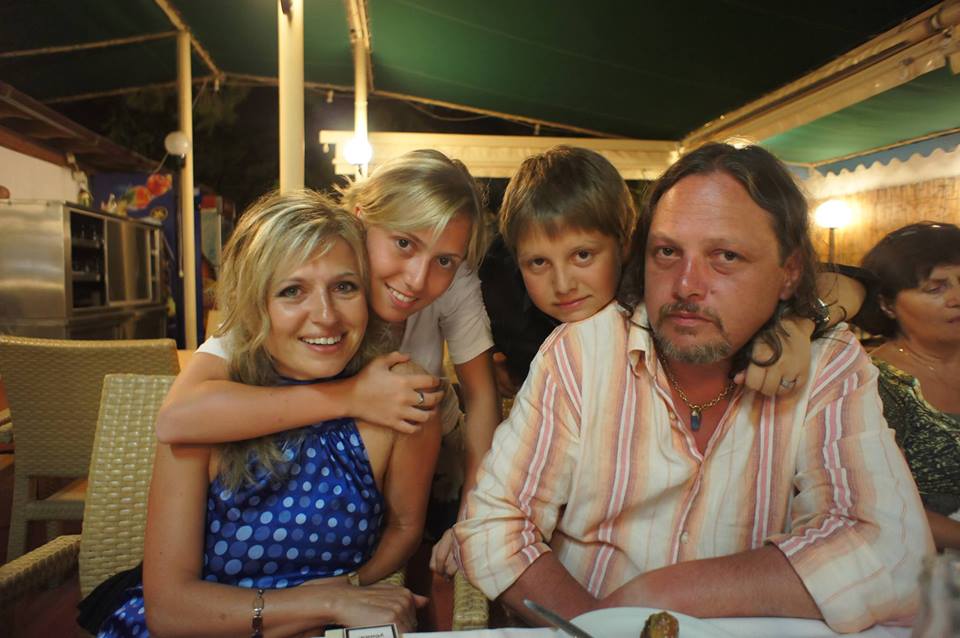 Нидал и Мадлен Алгафари с децата им Лайф Dir Bg