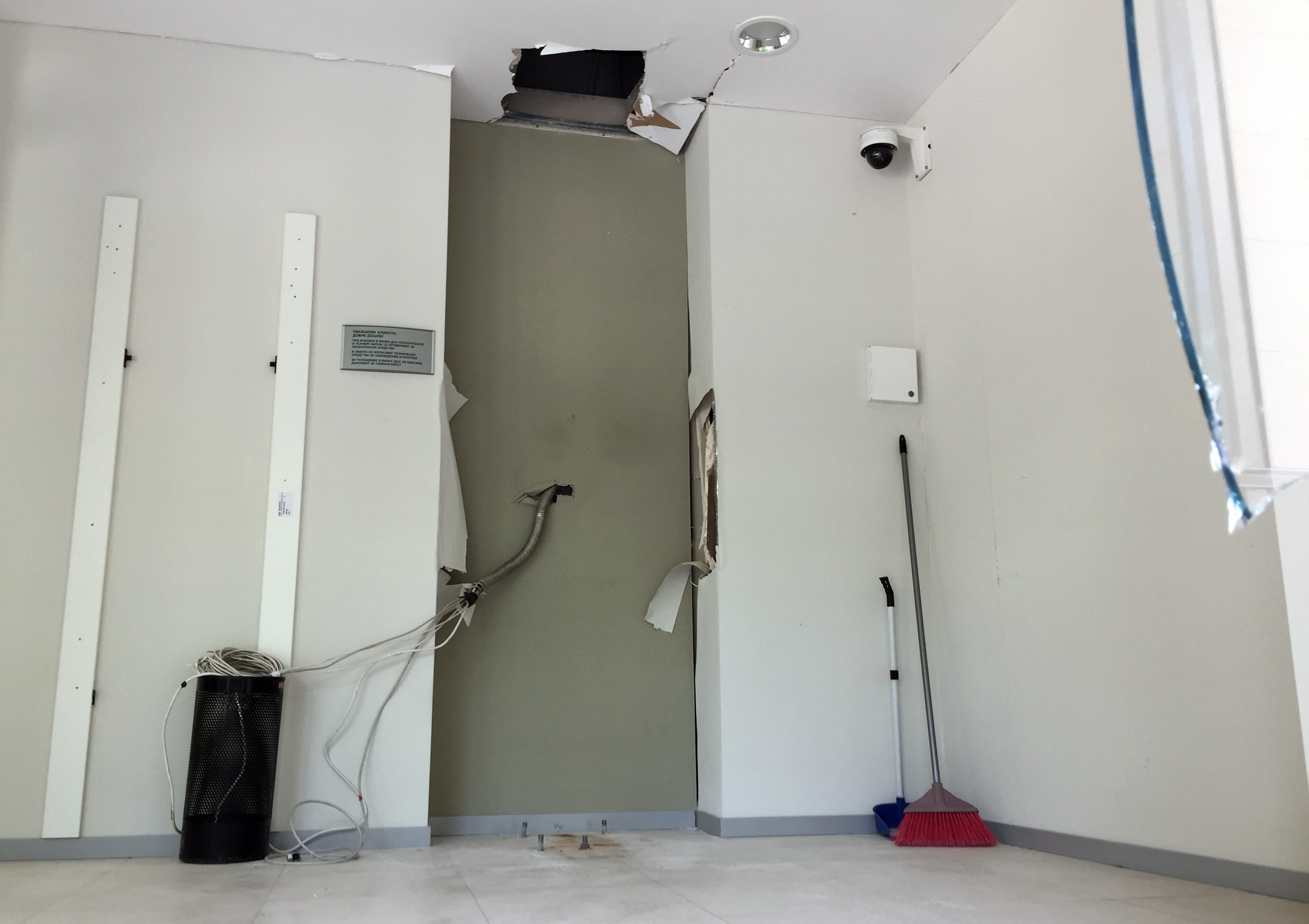 Пак взривиха банкомат в София, взеха 53 000 лв. | dnes.dir.bg