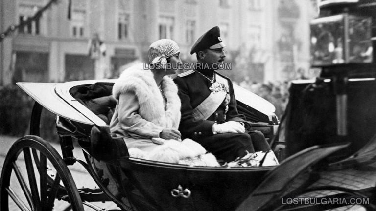 Техни Царски Височества княгиня Евдокия и княз Кирил в каляска на път ...