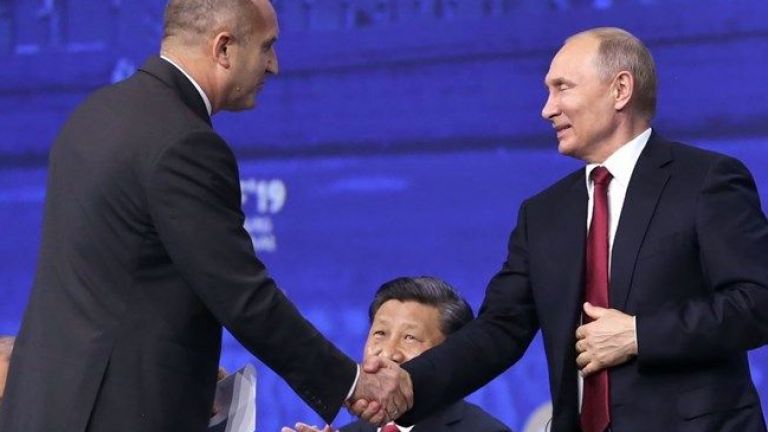 Румен Радев поздравява Владимир Путин докато китайският президент Си Цзинпин ги аплодира Днес