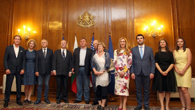 На изпращането присъстваха още председателят на КРИБ Кирил Домусчиев бившият ни посланик в САЩ