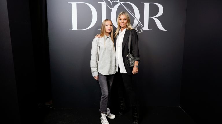 Лила Мос и Кейт Мос на ревю на Диор есен зима 2020 2021 Седмицата на