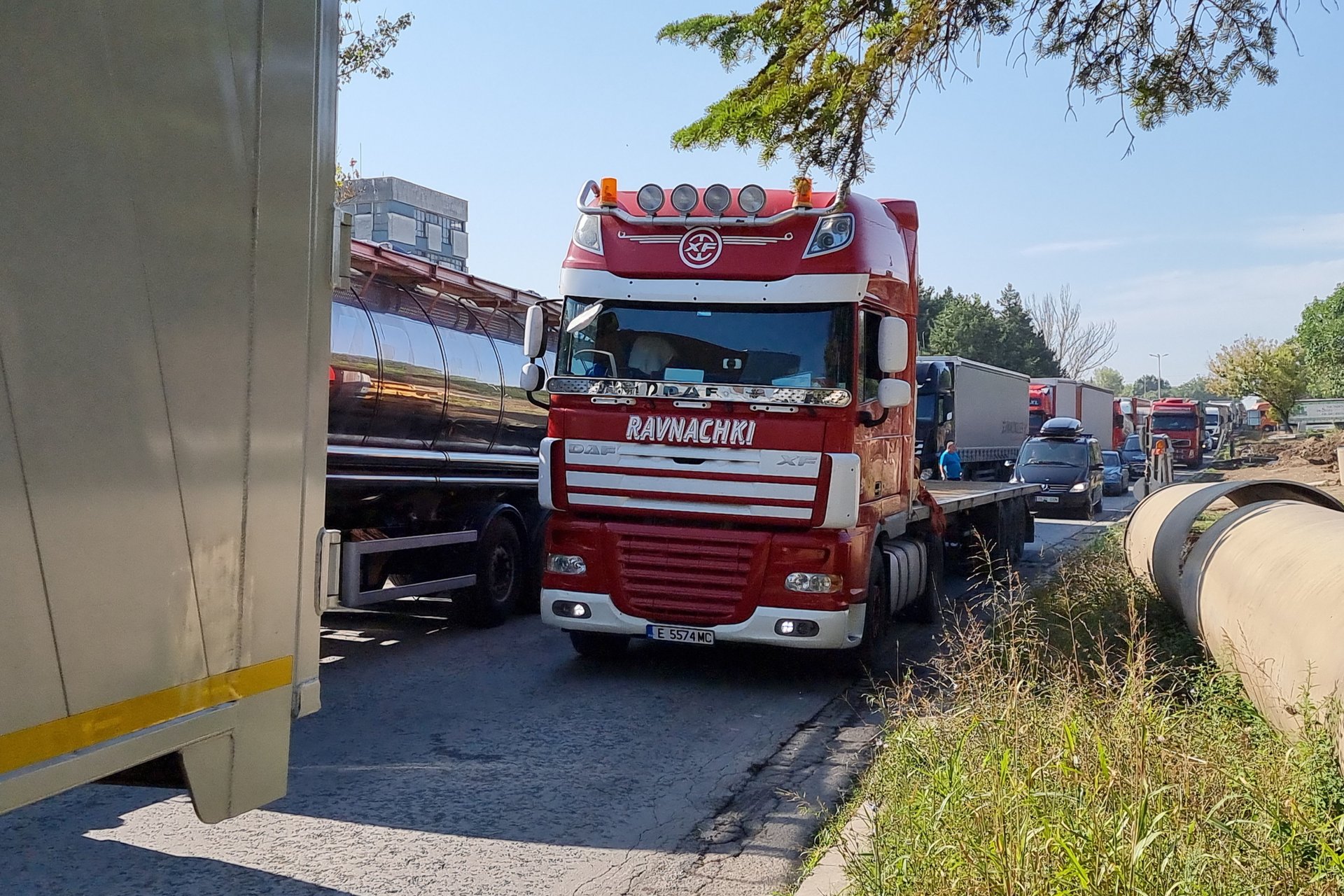 Изключително интензивен е трафикът от камиони в района на ГКПП Дунав мост Днес Dir Bg
