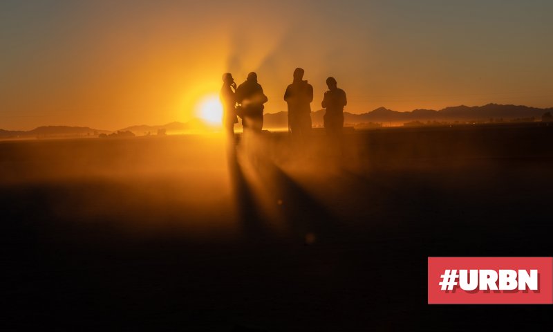 Имигранти търсещи убежище в Съединените щати чакат документите им да бъдат обработени от