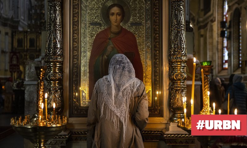 Украинка се моли по време на неделна следобедна служба в катедралата Покровски на 2 октомври ...