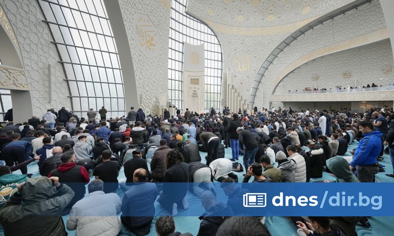 Мюсюлманите се молят в централната джамия в Кьолн, Германия, петък, 14 октомври 2022 г. | dnes ...