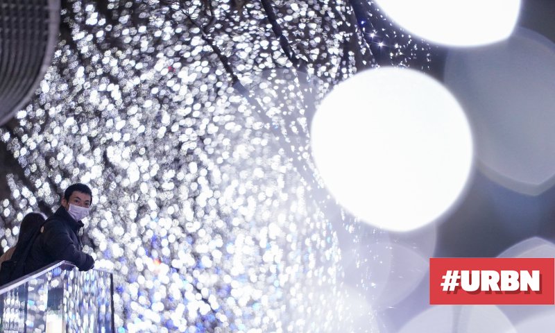 Мъж сред украсени с коледни светлини дървета на 23 декември 2022 г. в Токио, Япония. | URBN.dir.bg