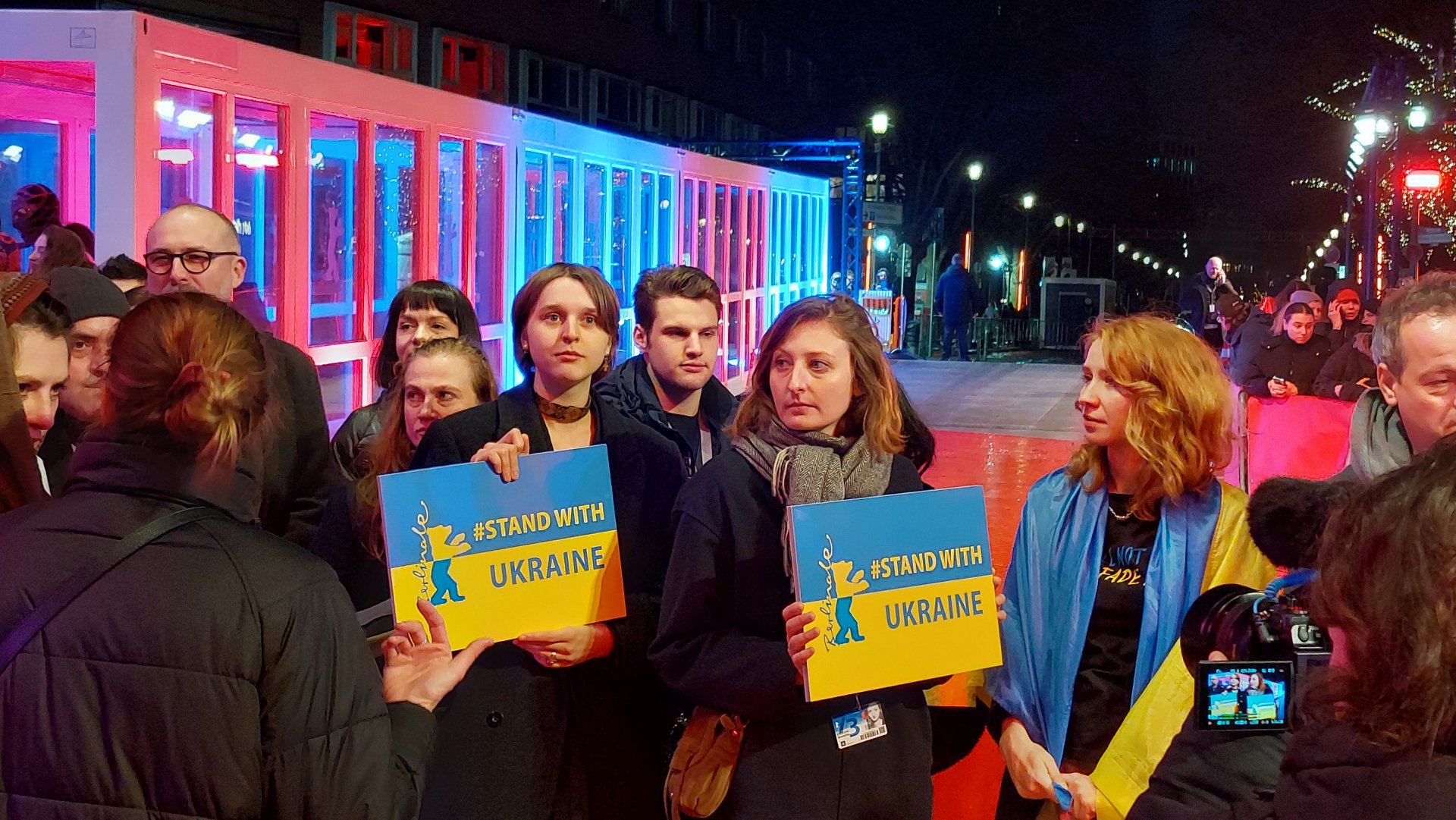 Акцията на солидарност с Украйна доведе различни хора на червения килим Снимка Юлия