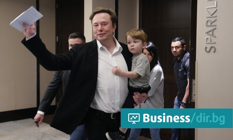 Илон Мъск и неговия син след участие в конференция по маркетинг в Маями