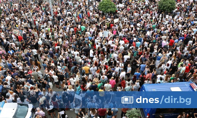 Сюжет на Седмицата: Тълпата и макетното ножче в ръцете ѝ | urbn.dir.bg