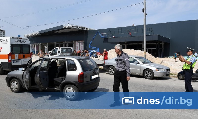 Жена се озова на тавана на автомобил, ударил я, докато карала тротинетка (снимки 18+) | dnes.dir.bg