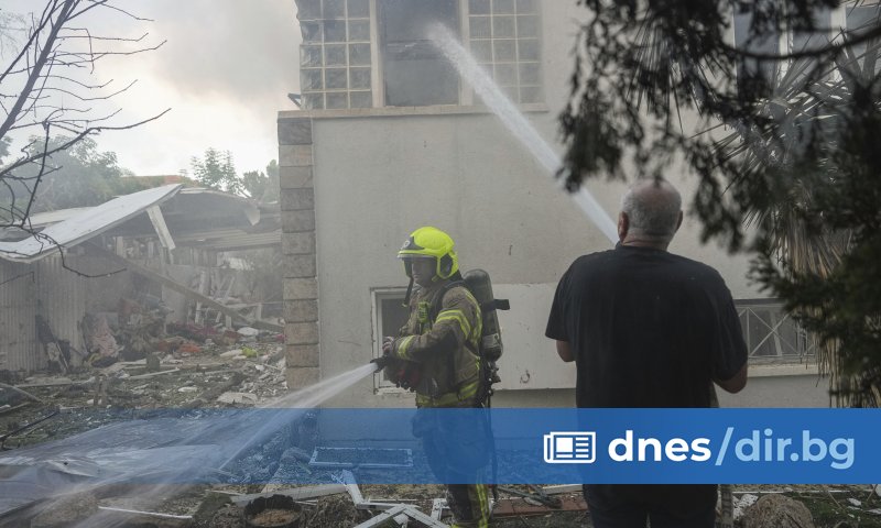 Израелски пожарникари гасят огъня след като изстреляна тази сутрин от