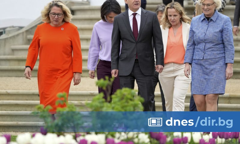 Министърката на икономическото сътрудничество и развитие Свеня Шулце вляво заедно с канцлера