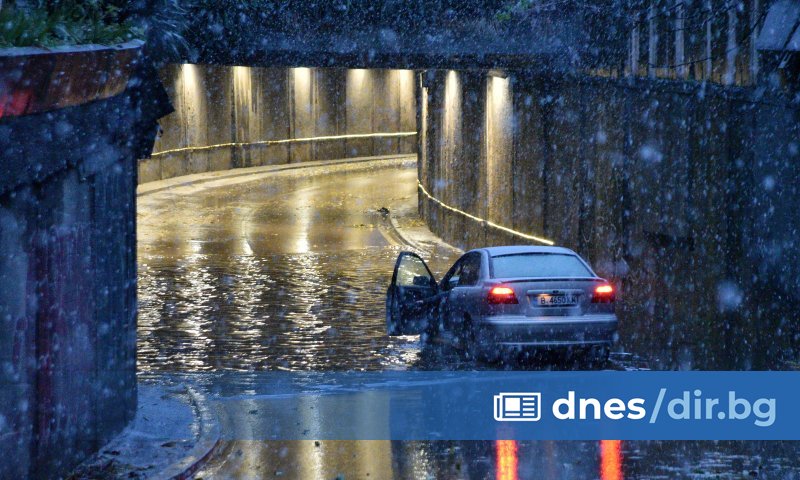 От проливния дъжд е наводнен подлезът на улица „Шипка“ във Варна Днес Dir Bg