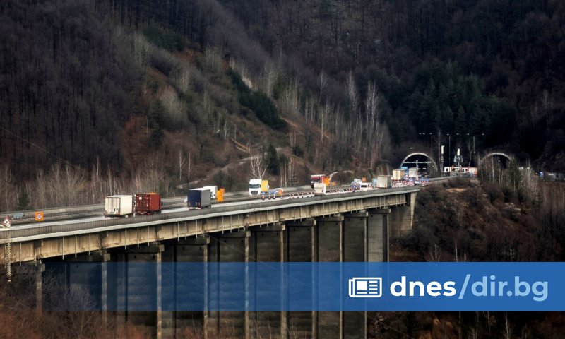 Коментари Спират всеки петък събота и неделя камионите над 12 т в