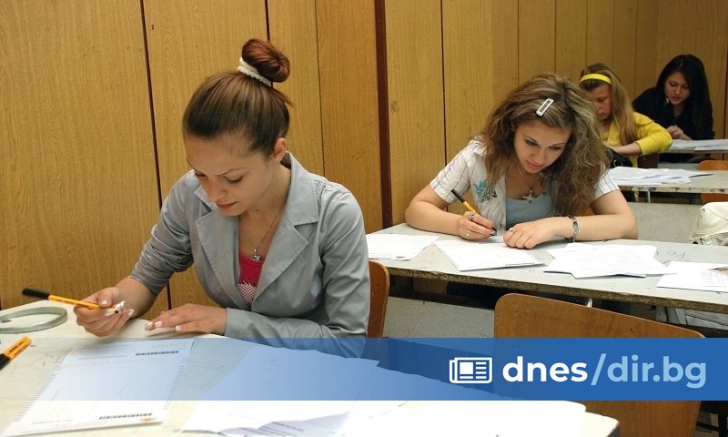 Важно за 50 000 зрелостници: Служебна бележка за матура, черен химикал и да отидат половин час ...