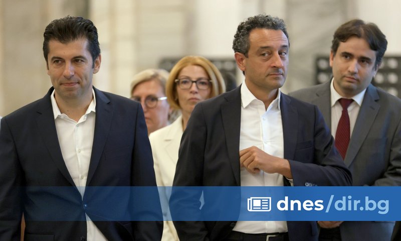 Депутати от ПП ДБ от ляво надясно Кирил Петков Даниел Лорер зам председателят на ПГ на