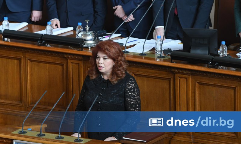 Илияна Йотова в парламента за клетвата на Румен Радев като президент, 2022 г. | dnes.dir.bg