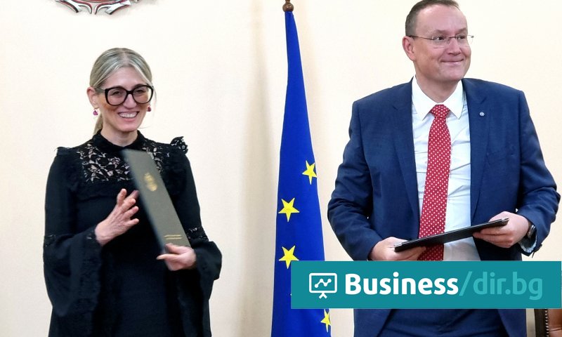 Министърът на транспорта Красимира Стоянова и директорът на „Шкода Транспортейшън и Шкода