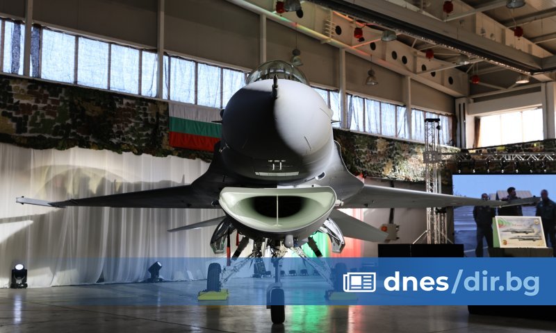 Коментари - Представиха българския F-16 в авиобаза "Граф Игнатиево" (снимки) | dnes.dir.bg