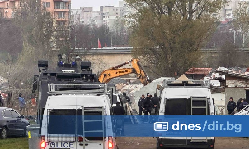 Коментари - Полиция и водно оръдие в "Захарна фабрика": Багери рушат незаконни постройки (снимки ...