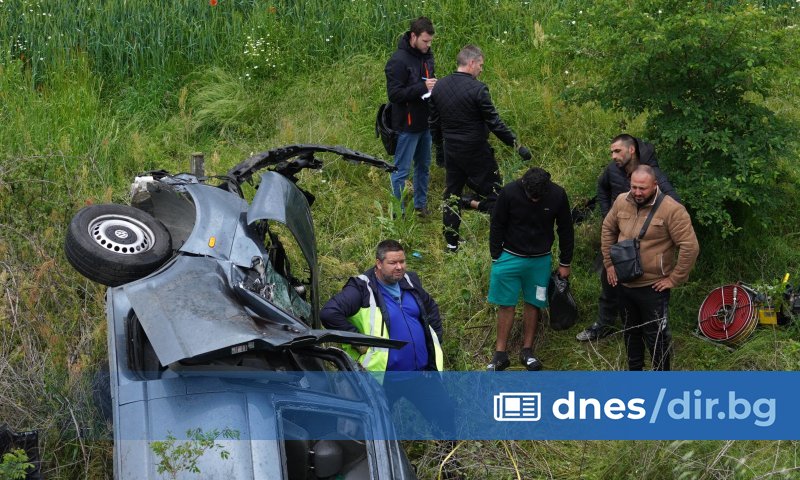 Коментари - Микробус прелетя през мантинелата на АМ "Марица", младеж загина, а дете е тежко ...