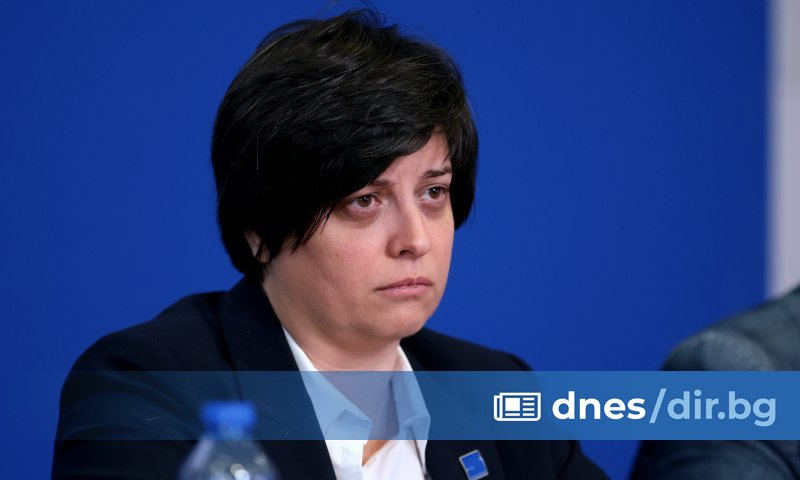 Русинова обяви, че приема да стане шеф на АПИ, след като получила SMS с покана от министъра ...