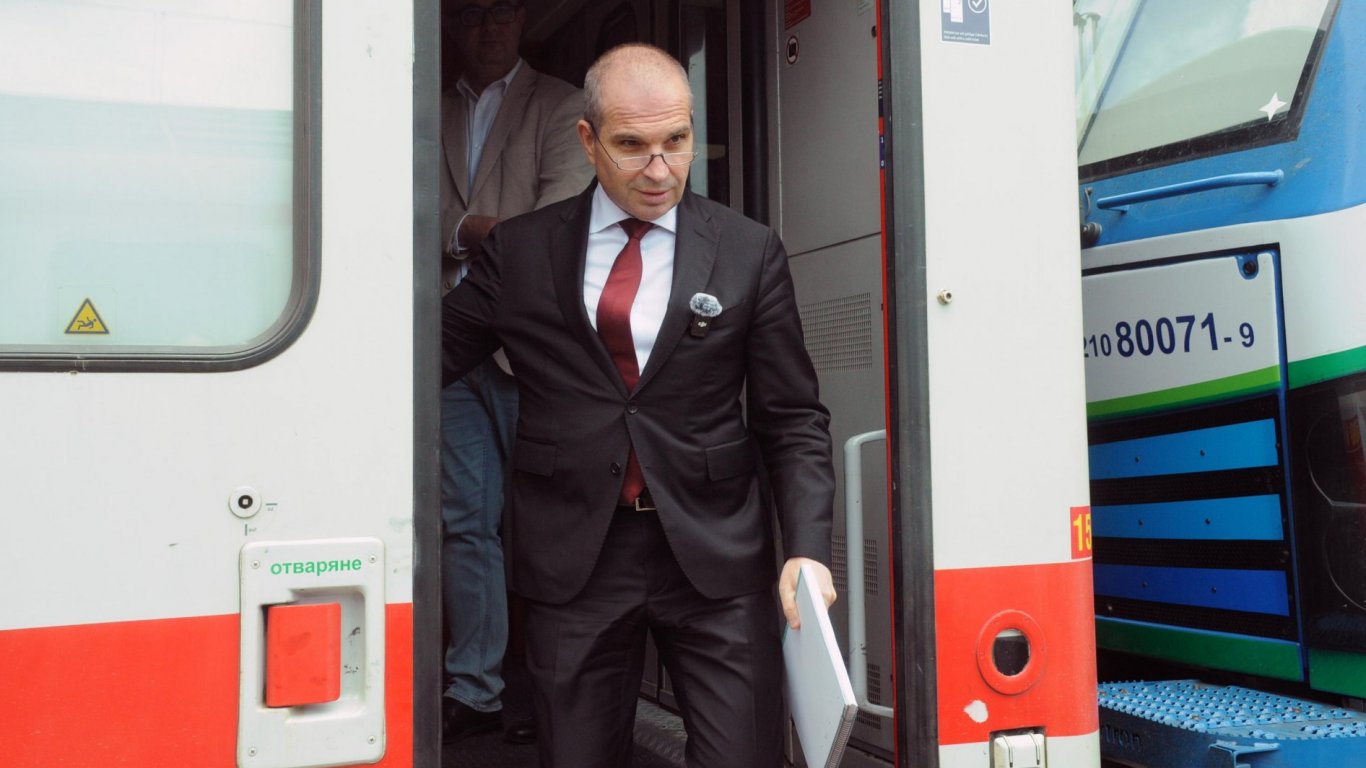 Министър Караджов: 738 населени места нямат никакъв обществен транспорт ...