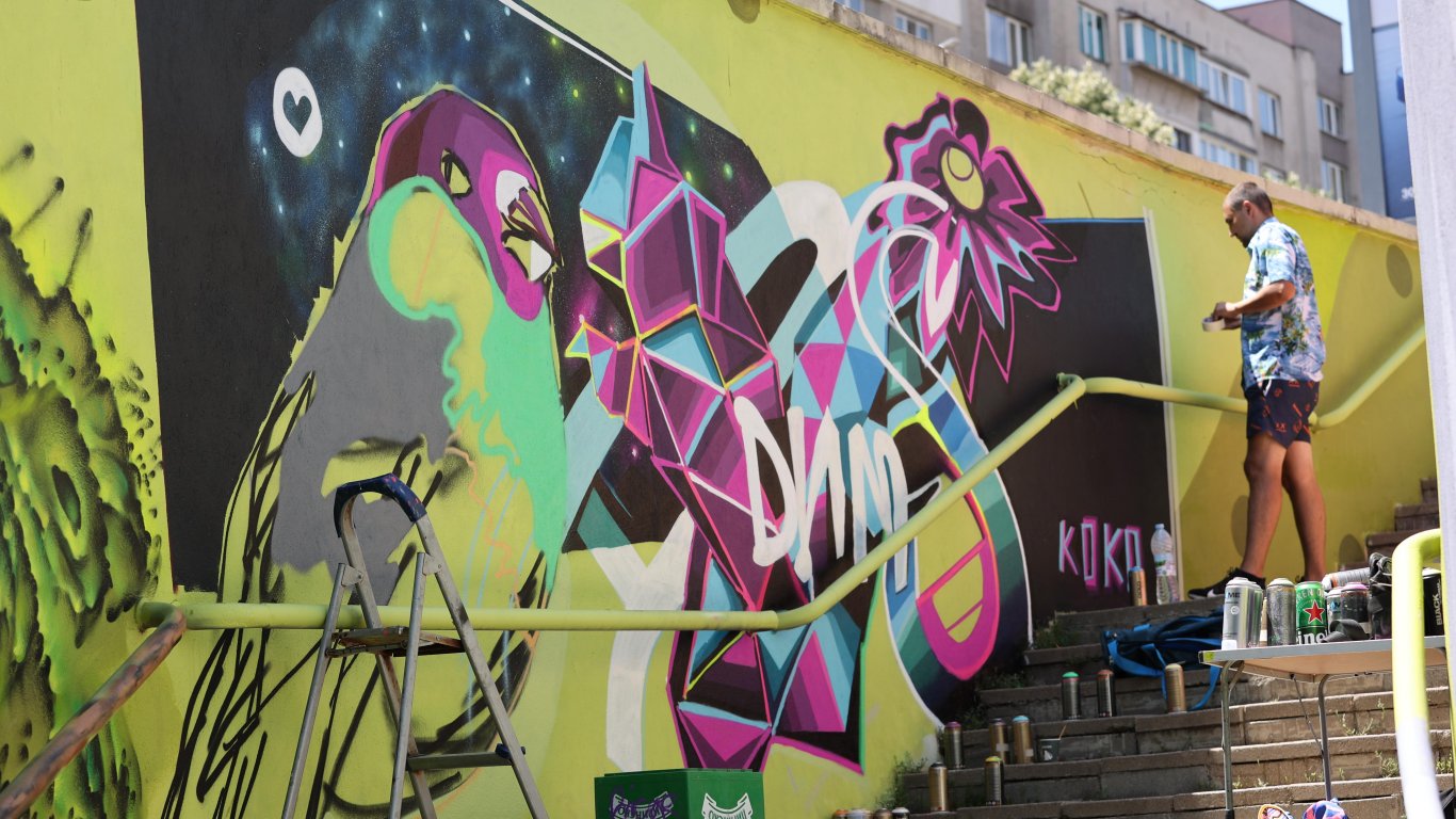 Подлезът при Южния парк в София се превърна в графитна цветна галерия ...