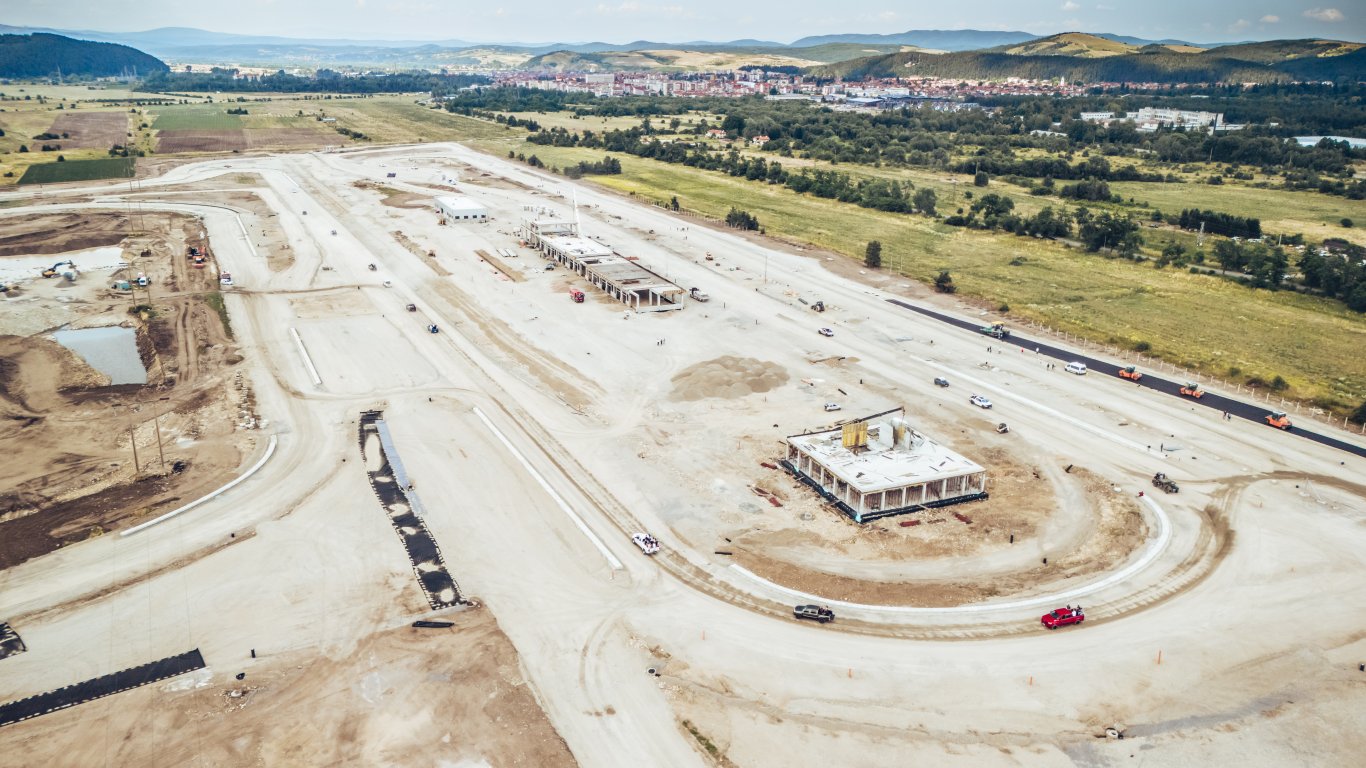 България влиза в световната карта на моторните спортове с LARA Racing ...