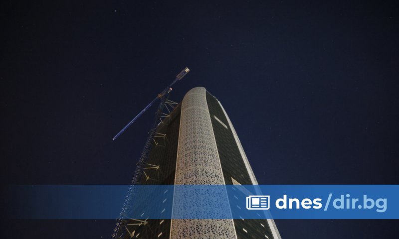 Коментари - Деца се качиха за селфи на 200-метров кран в София, спасиха ги | dnes.dir.bg