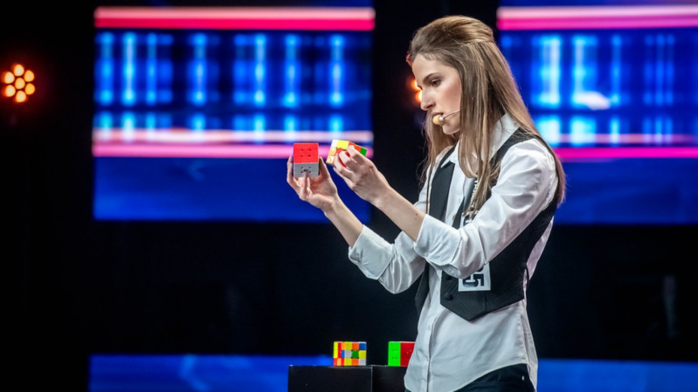 Красив ум! Гениално момиче превъртя кубчето на Рубик в "България търси ...