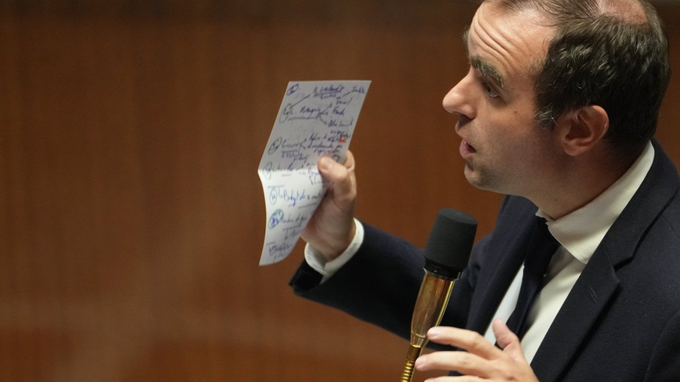 Френското правителство се отказа от пенсионната реформа | dnes.dir.bg