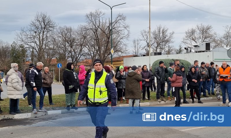 Протест блокира кръстовище в Нова Загора, където пиян шофьор погуби ...