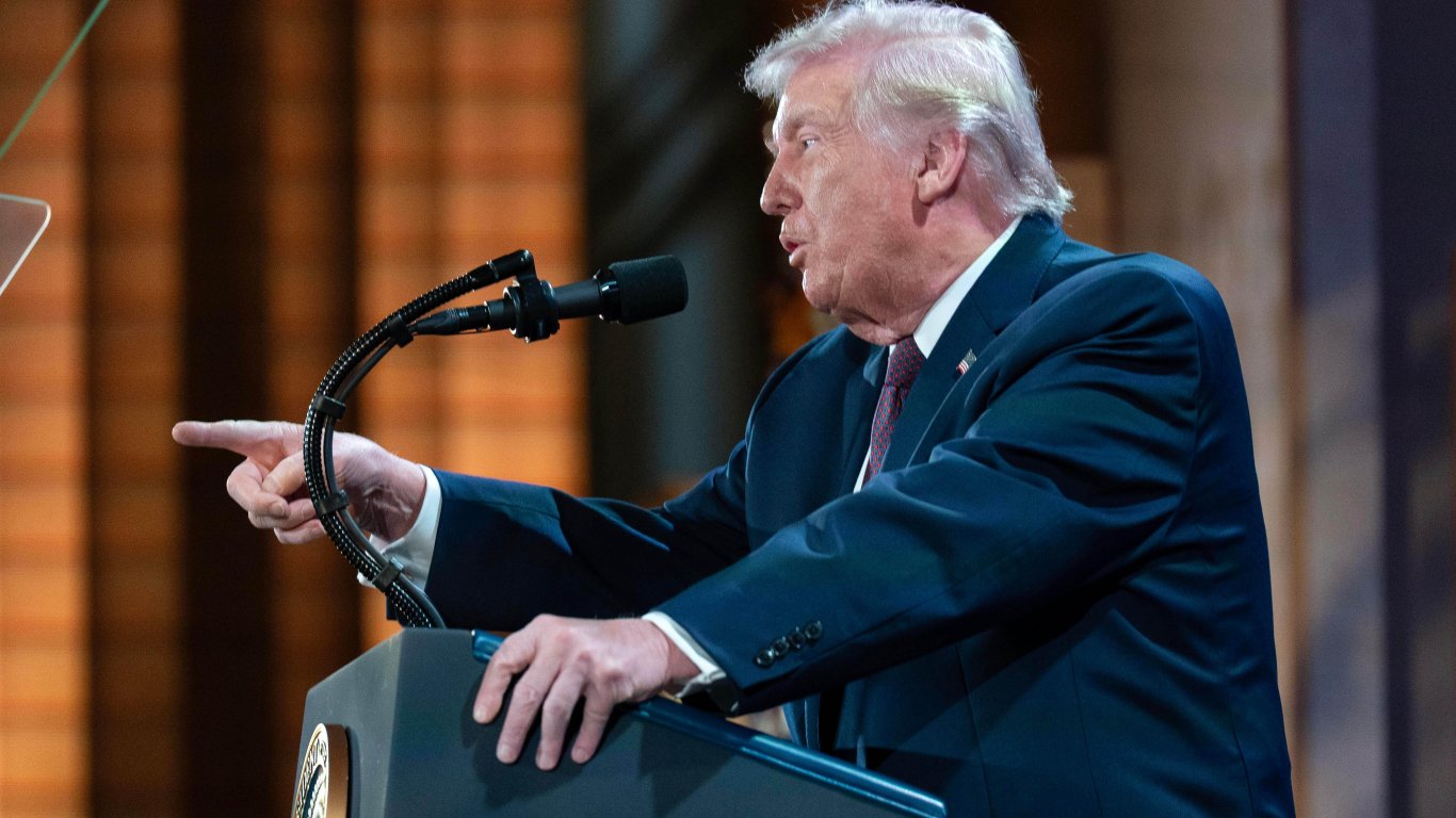 Тръмп към кмета на Минеаполис: Играеш си с огъня | dnes.dir.bg