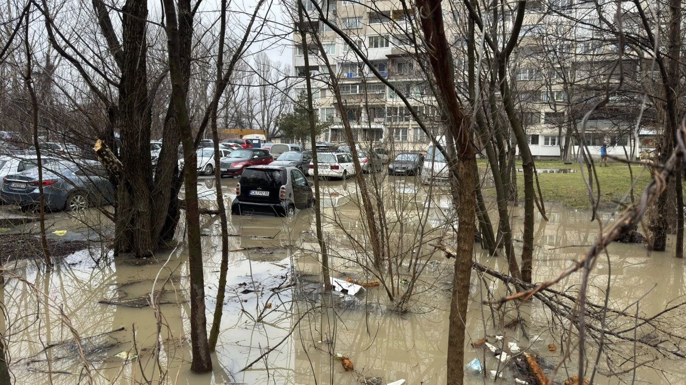 ВиК авария превърна в езеро част от столичния жк "Лагера" (снимки) | dnes.dir.bg