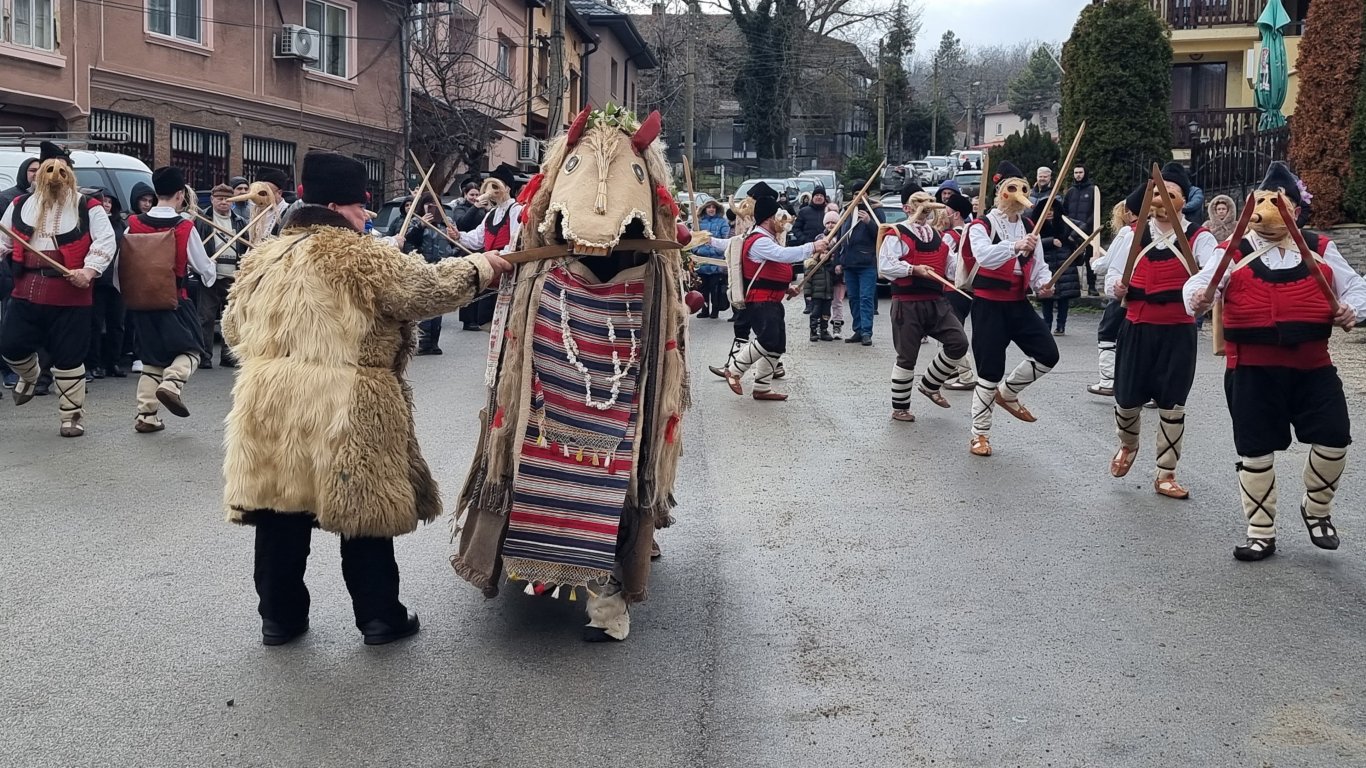 Джамал гони злите сили и благославя за здраве и плодородие в русенското село Кошов | dnes.dir.bg