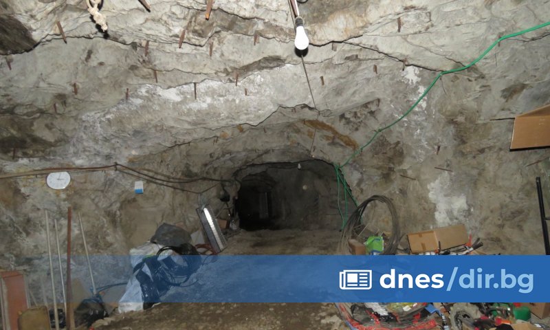 Вижте "подземния град" за отглеждане на канабис в мина край Кюстендил ...