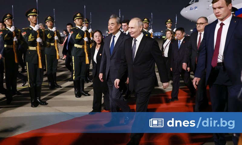 Коментари - Путин пристигна в Пекин, посрещна го почетен караул (видео ...