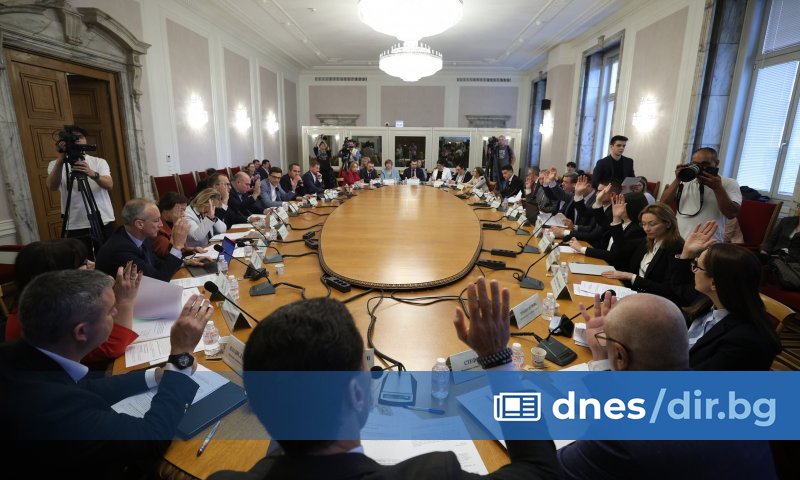 Обрат: Управляващите се отказаха от вдигането на тавана на дълга с до € ...