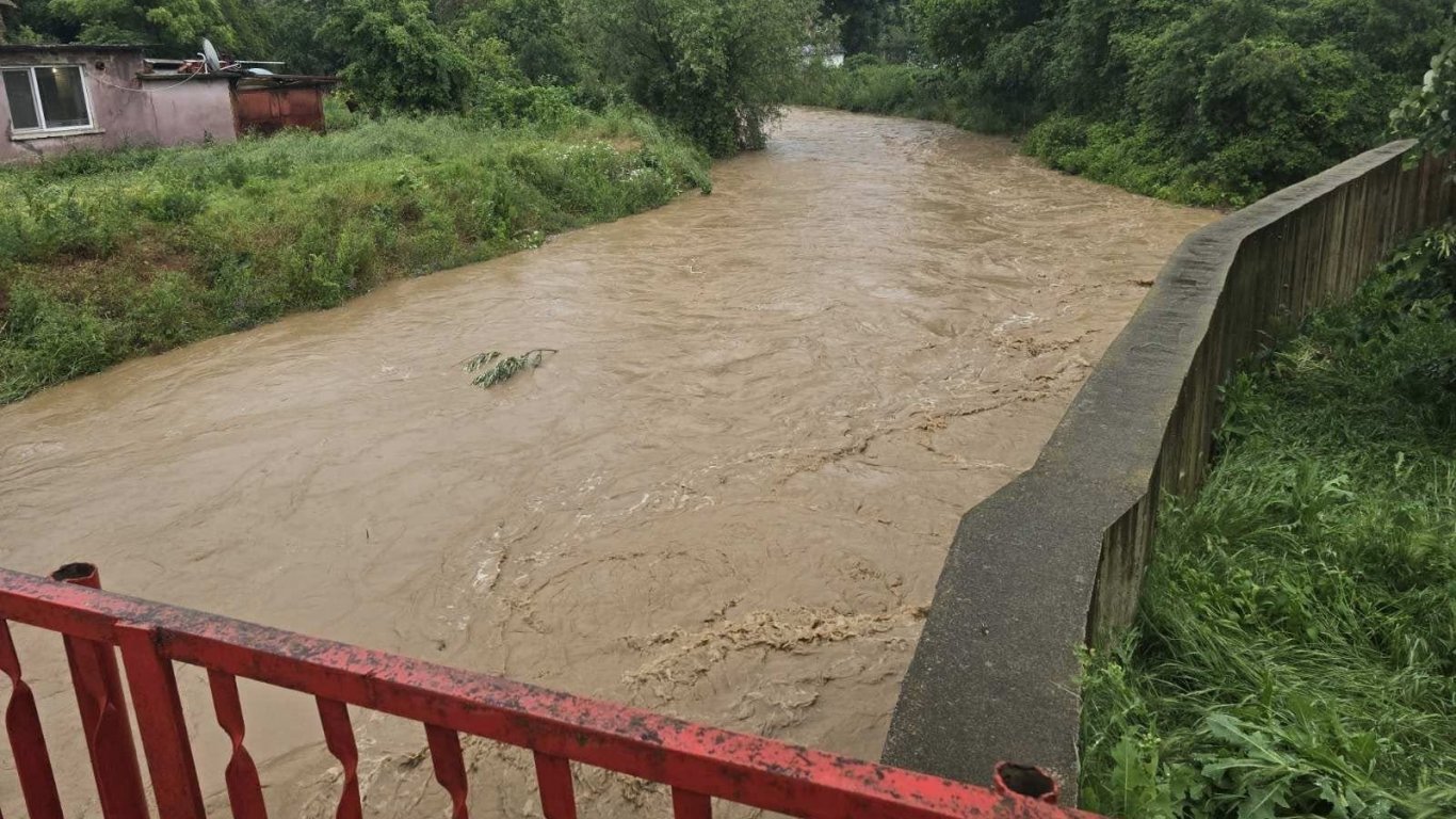 40 см вода заля врачанско село и наводни улици, дворове и къщи (снимки ...