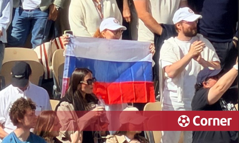 Охраната в Париж смъмри фенове на Андреева заради руското знаме ...