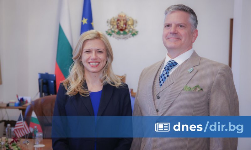 Михаела Доцова настоя за отпадането на визите на среща с дипломат №1 на ...