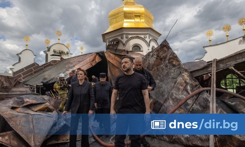 Зеленски се изкачи на покрива на Киево-Печорската лавра (снимки/видео ...