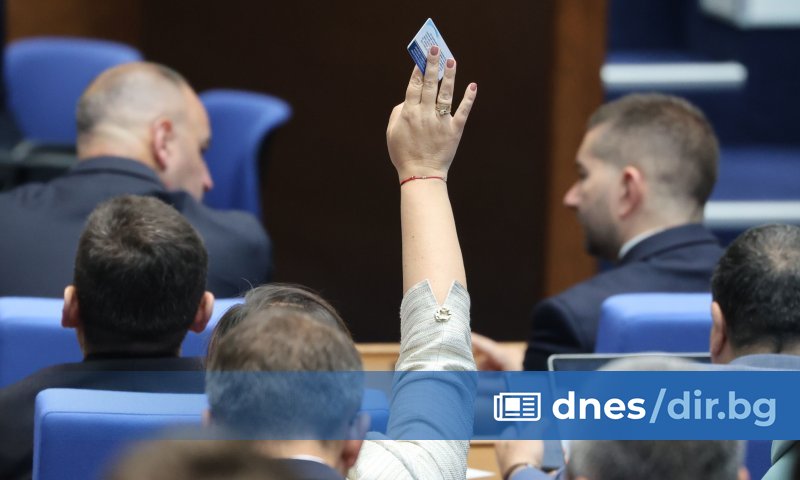 Коментари - Депутатите замразиха заплатите си на €4236 с пълно ...