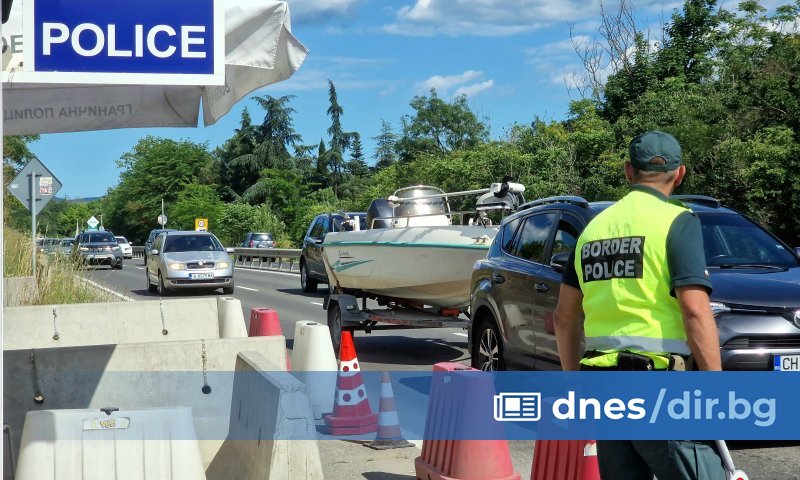 Хванаха дрогиран с бус да превозва 27 нелегални мигранти край Созопол ...